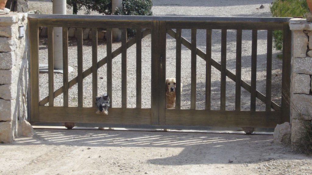 How To Build A Wood Fence Gate With Metal Posts? | Construction How