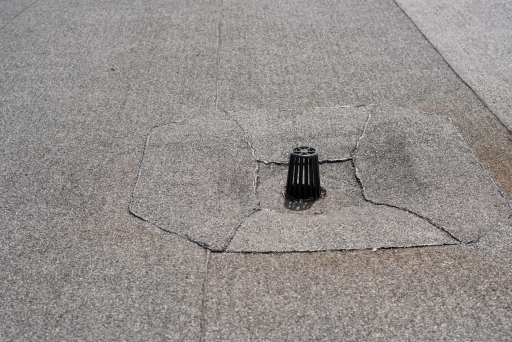 3 Ways To Effectively Drain Your Flat Roof - Construction How