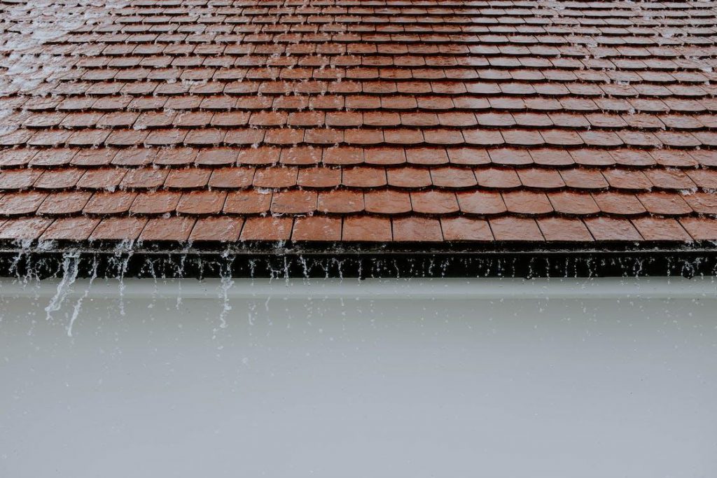 6 Simple Tips on How to Fix A Leaking Roof - Construction How
