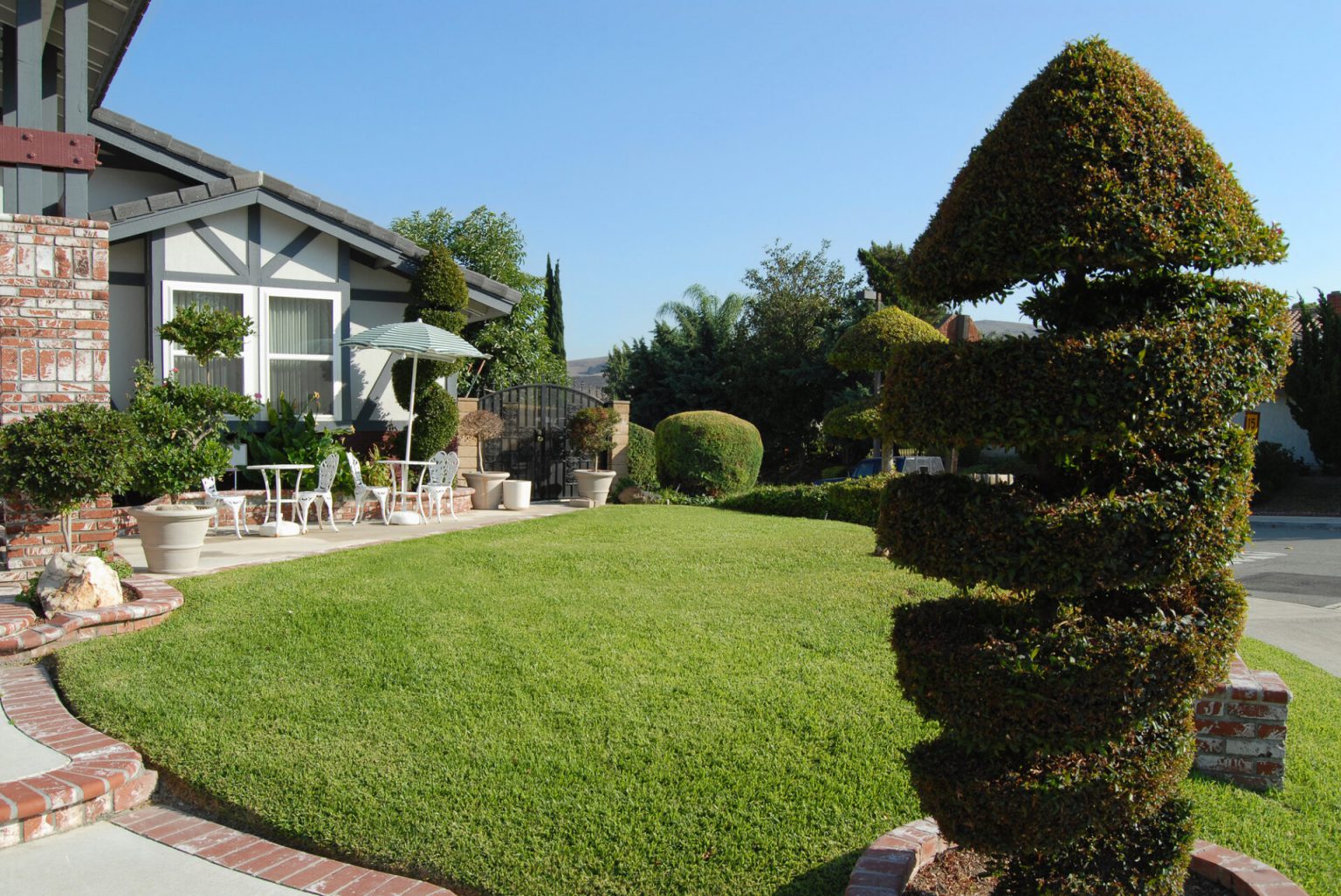 6 Unique Landscaping Ideas on a Budget - Construction How