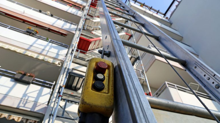 Tips to Use Construction Hoists Safely - Construction How